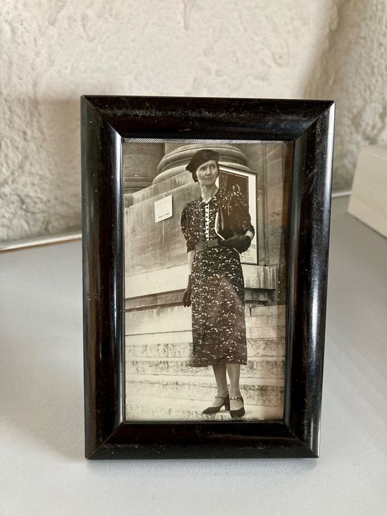 Antiker Bilderrahmen mit Foto, Dame in Tracht, ca. 1940er (Gebraucht ...