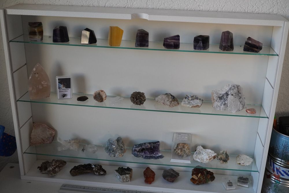 Vitrine voller Mineralien - Von Fluorit-Meteorit Lot4 (Neu und originalverpackt) in Eschenbach ...