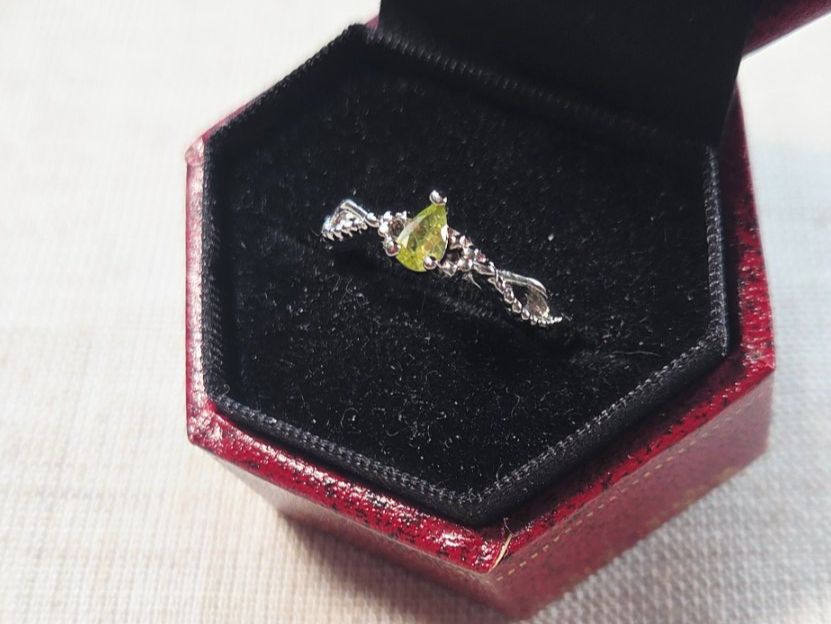 NEW - Silver Plated Peridot Ring (Adjustable) (Neu (gemäss Beschreibung ...