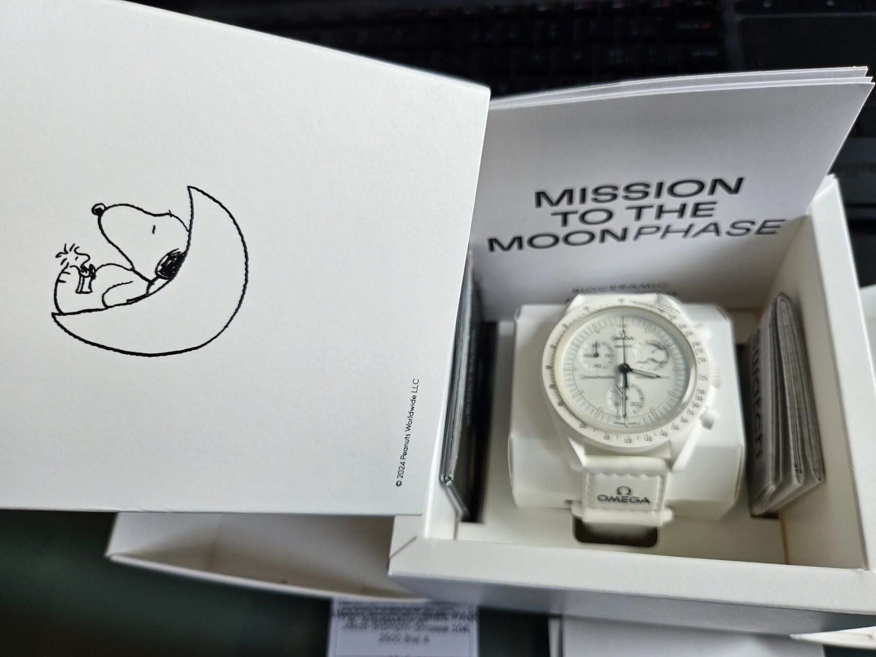 OMEGA X SWATCH Moonswatch MOONPHASE NEW MOON Snoopy (Neu und ...