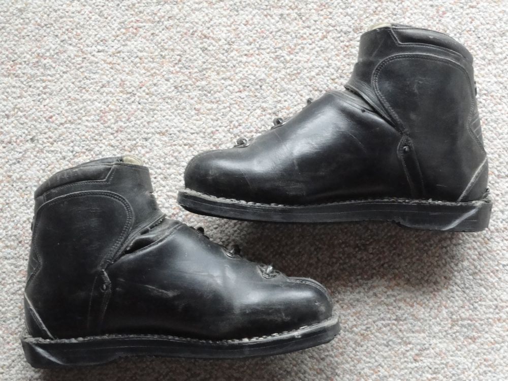 Vintage Skischuhe Raichle aus Leder 70er Jahre (Defekt) in Ins für CHF ...