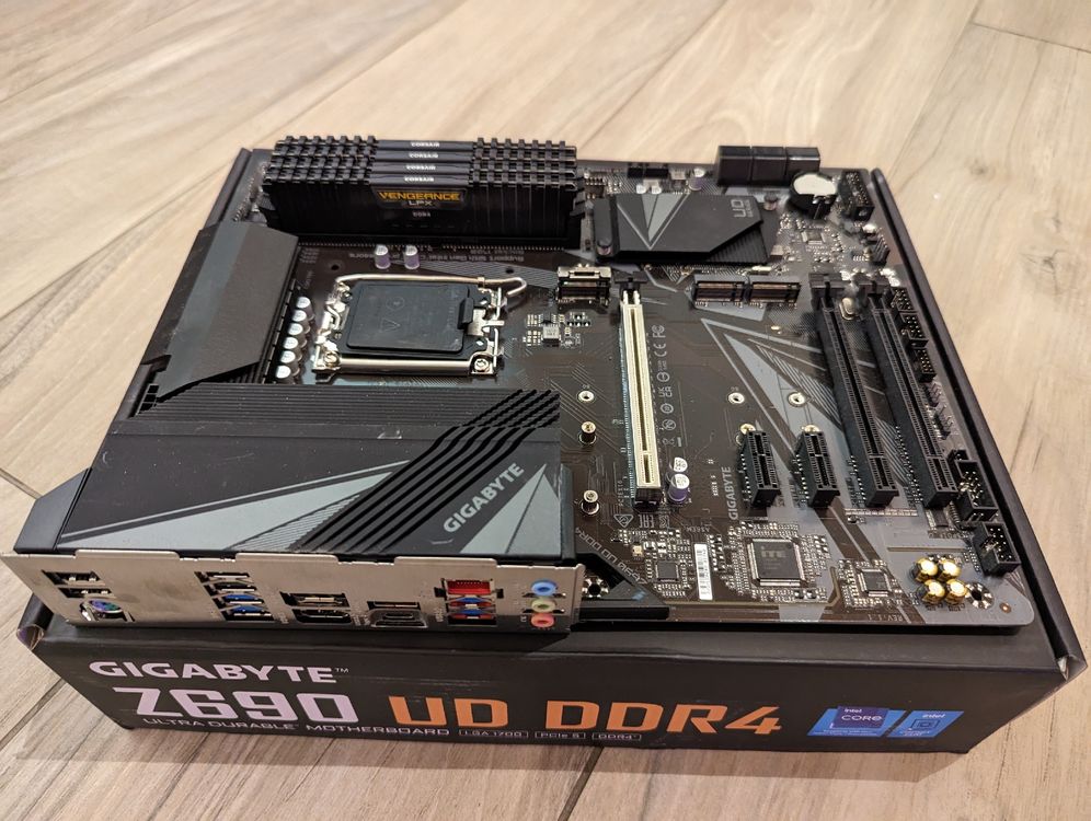 Gigabyte Z690 UD DDR4 mit 64 GB RAM in OVP + 1000W PSU | Kaufen auf Ricardo