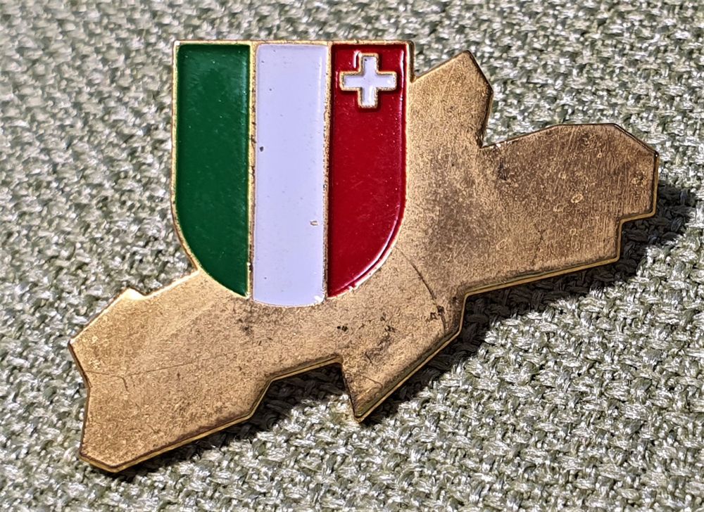P039 - Pin Wappen mit Kantonsgrenze - Neuenburg / Neuchâtel (Gebraucht) in Reinach BL für CHF 2 ...