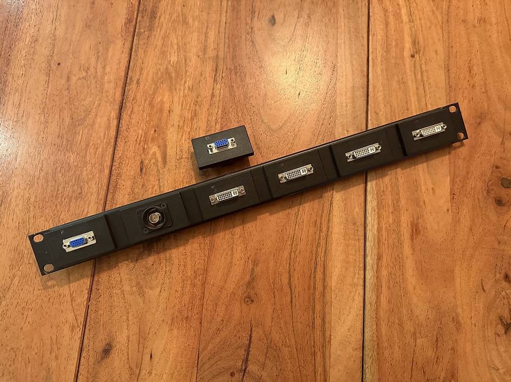 19 Zoll Rack Panel Video Anschlüsse VGA DVI BNC (Gebraucht) in Muri AG ...