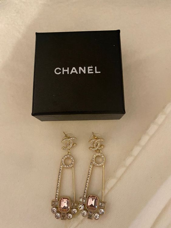 Chanel VIP Pink & Gold Metal Safety Pin Earrings (Gebraucht) in ...