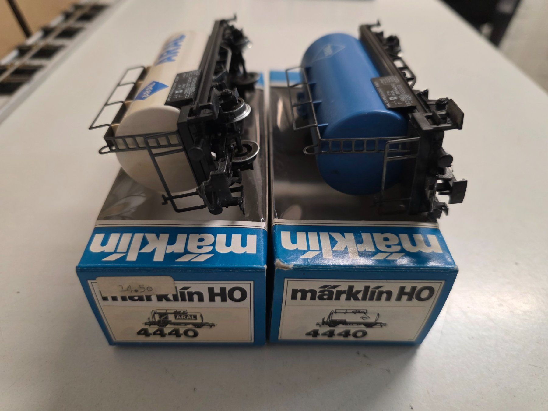 Märklin 2 wagons ARAL dès 1.-fr (D'occasion) à bassecourt pour CHF 7 ...