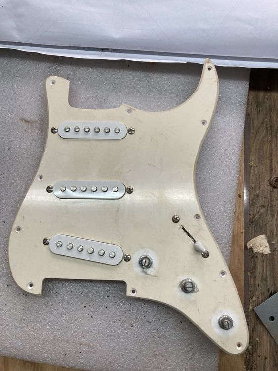 Squier Fender bullet strat pickups and pickguard (Gebraucht) in Minusio ...