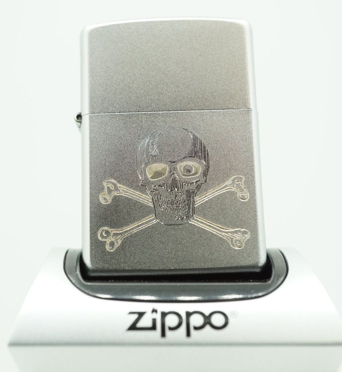 ZIPPO® SKULL & BONES - engraved - 2008- UNGEZUENDET (Neu (gemäss Beschreibung)) in Mels für CHF ...