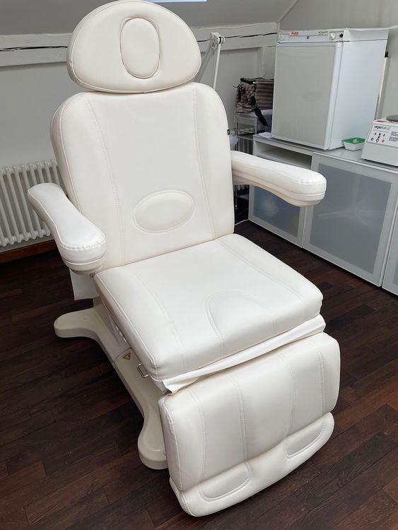 Behandlungsliege/Kosmetikliege/elektrisch/weiss/gut Zustand (Gebraucht) in Gockhausen für CHF ...