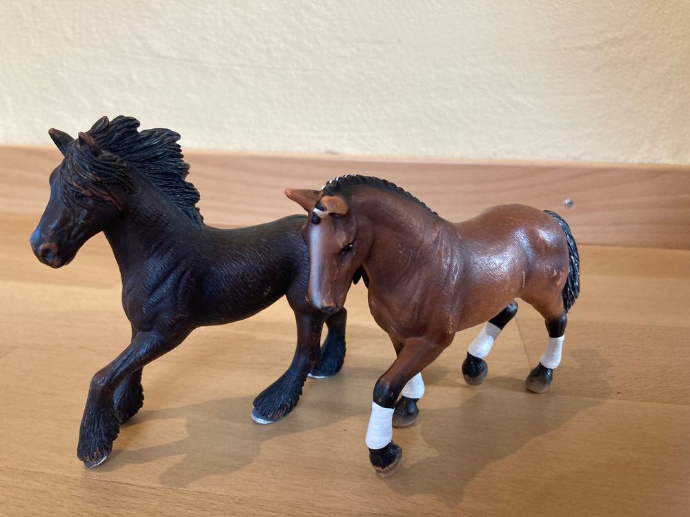 Schleich zwei Pferde Stuten (Gebraucht) in Wetzikon ZH für CHF 1 – mit Lieferung auf Ricardo kaufen