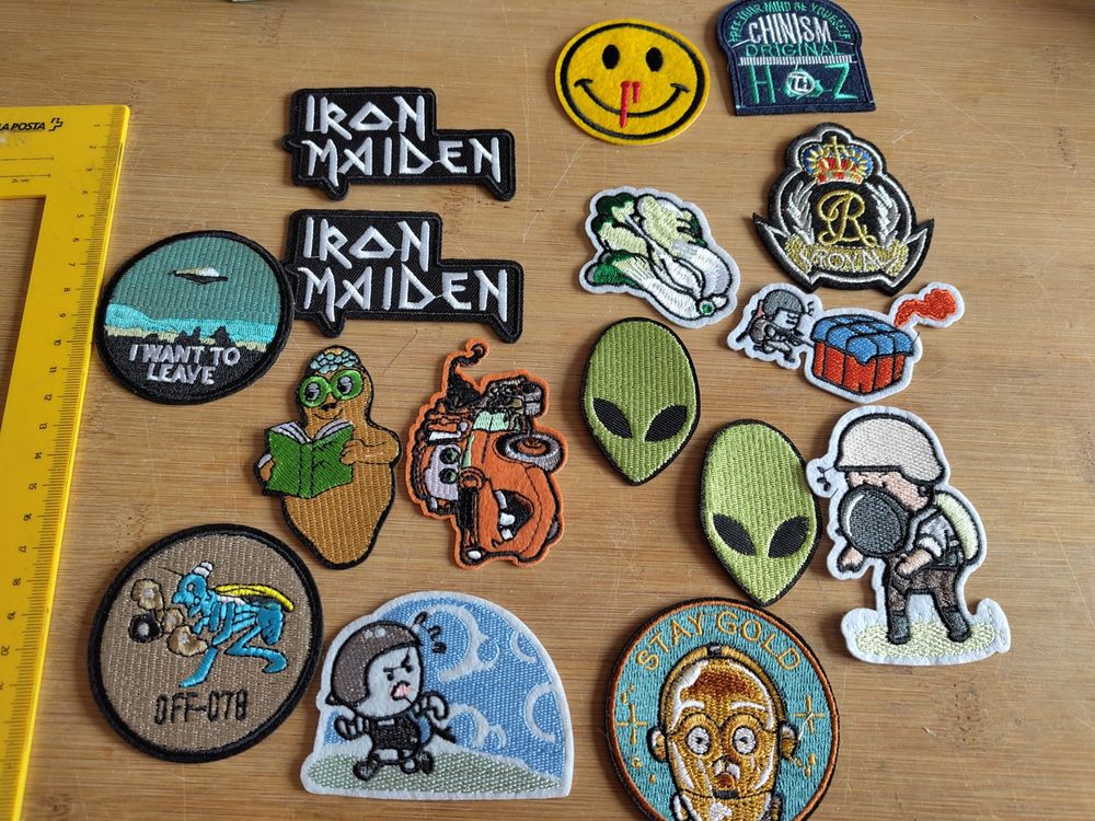 16 Patches Aufnähen Bügeln alien Restposten neu | Kaufen auf Ricardo