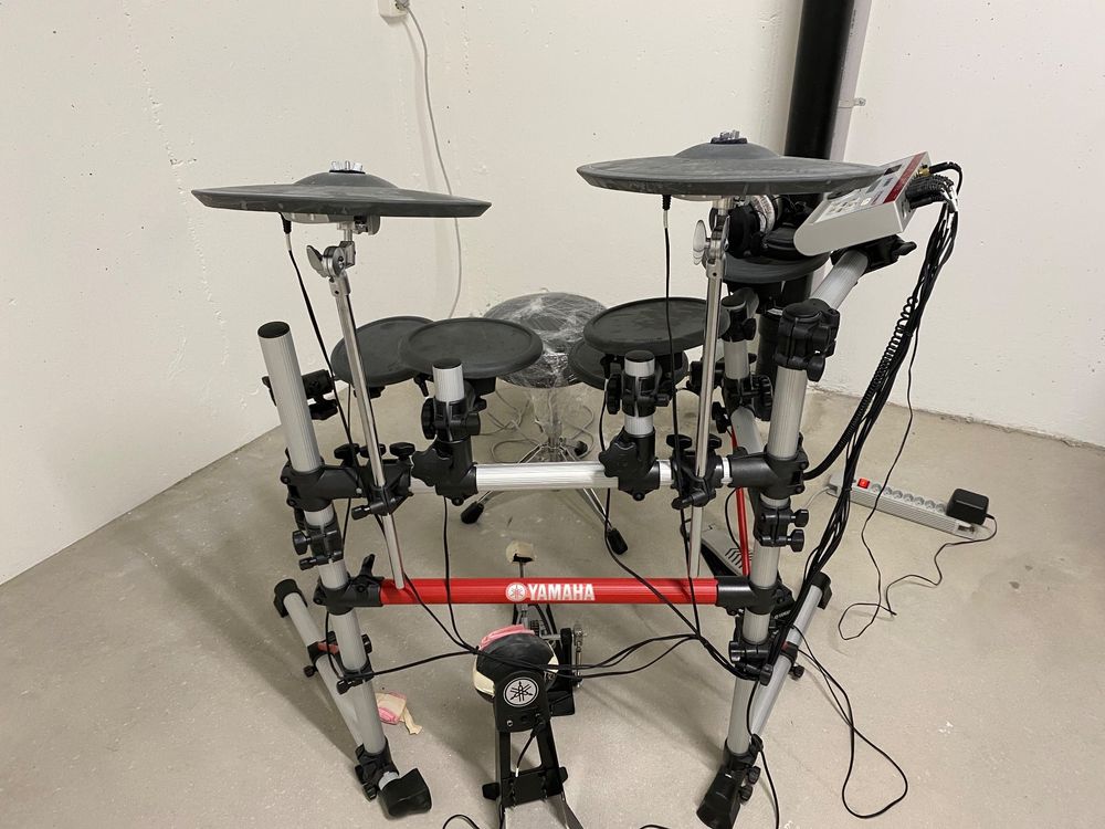Yamaha Electronic Drum Set mit Fusspedal und Drumhocker (Gebraucht) in Adliswil für CHF 350 ...