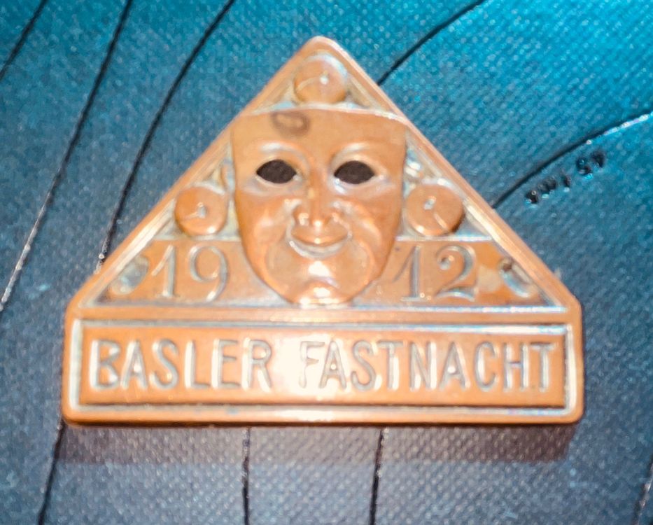 ⭐ Fasnachtsplakette Basel 1912 ⭐ (Gebraucht) in Arboldswil für CHF 60 – mit Lieferung auf ...