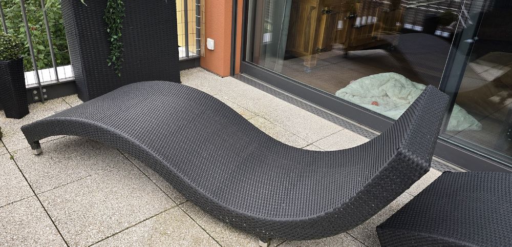 zwei Rattan-Liegen schwarz, geschwungene Form | Kaufen auf Ricardo