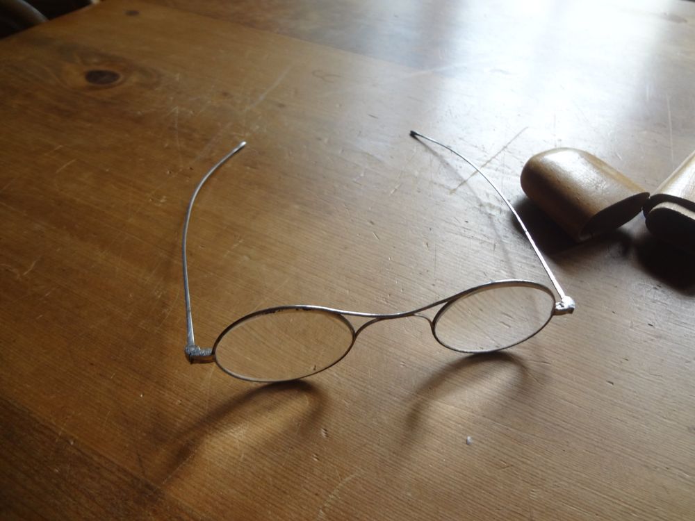 URALTE ANTIKE LESEBRILLE MIT HOLZ - ETUI +++ | Kaufen auf Ricardo