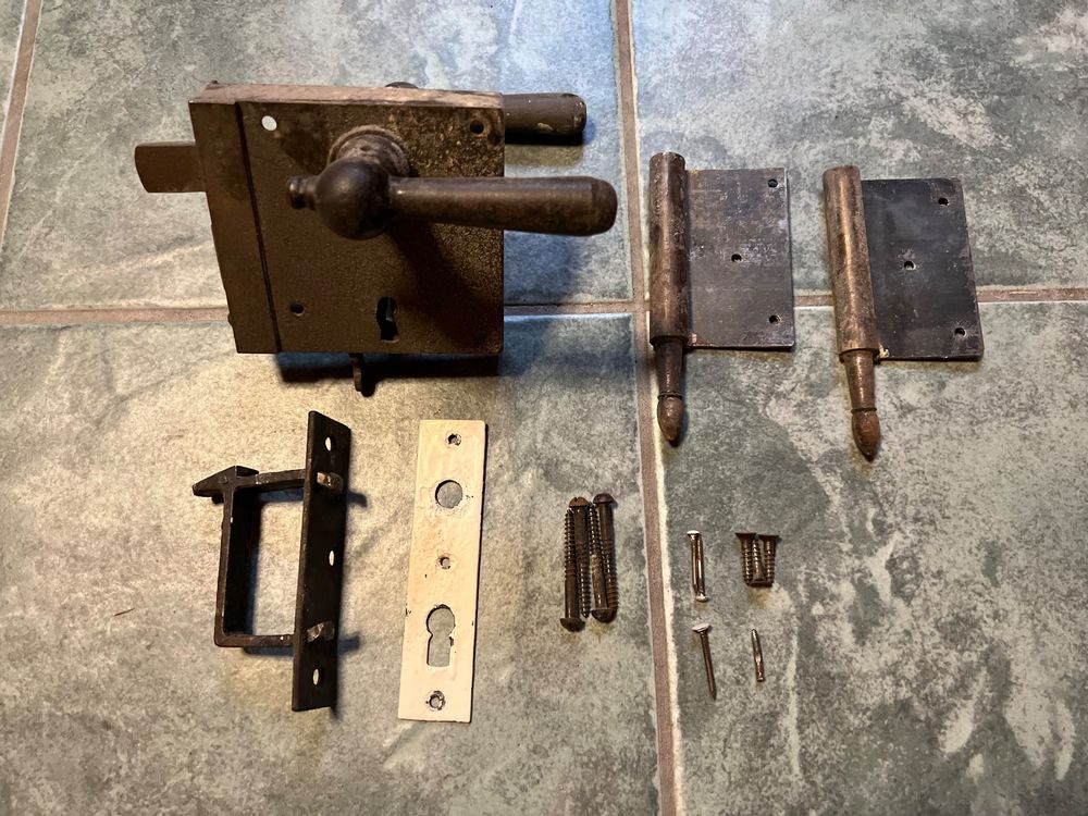 Türschloss und Zubehör antik (Gebraucht) in Rehetobel für CHF 1 – mit Lieferung auf Ricardo kaufen