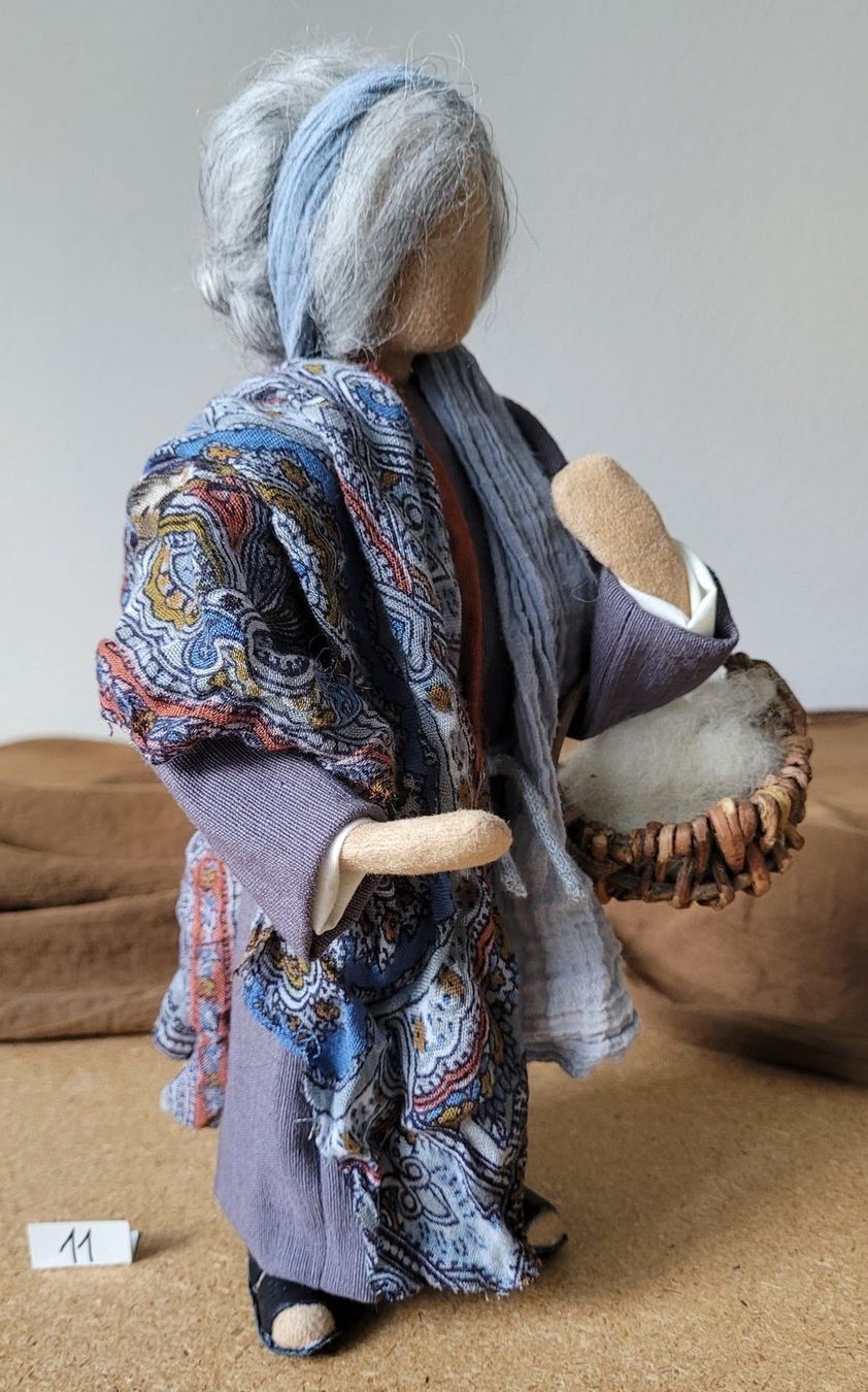 Schwarzenberger Krippenfiguren Frau 27cm mit Korb N11 (Neu (gemäss ...