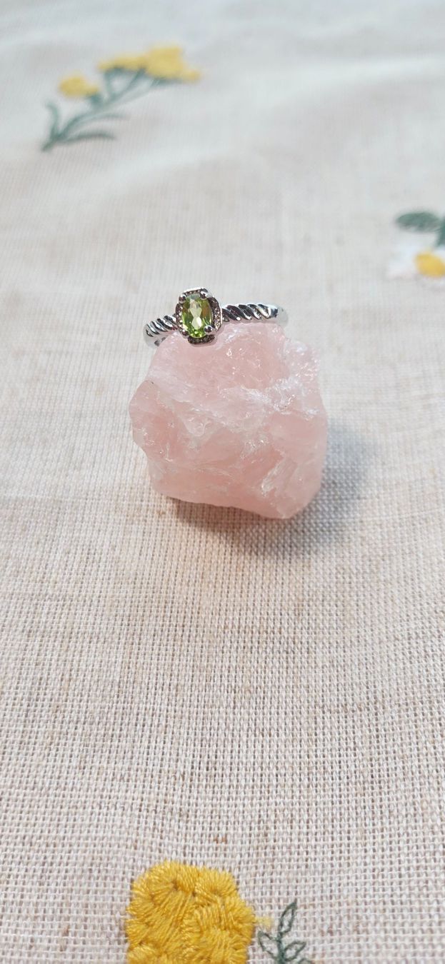 NEW - Silver Plated Peridot Ring (Adjustable) (Neu (gemäss Beschreibung ...