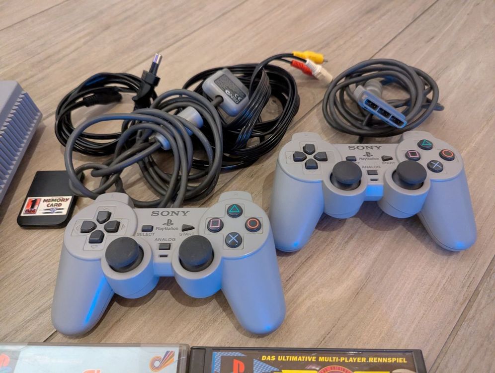 Sony PlayStation 1 mit 2 Controllern und 8 Spielen (Gebraucht) in ...