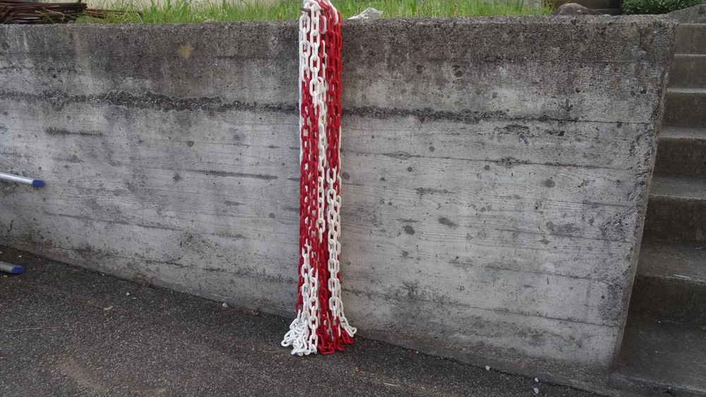 Absperrkette rot-weiss | Kaufen auf Ricardo Absperrkette rot-weiss | Kaufen auf Ricardo