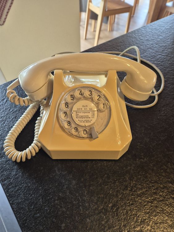 Téléphone vintage Jaune, bon état pour nostalgiques. (D'occasion) à ...