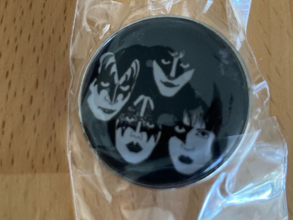 Kiss Pin Anstecker Punk Metal Rock Band 1 | Kaufen auf Ricardo
