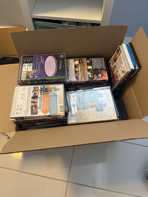Kisten mit ca 1000 DVDs (Gebraucht) in für CHF 61 – mit Lieferung auf ...