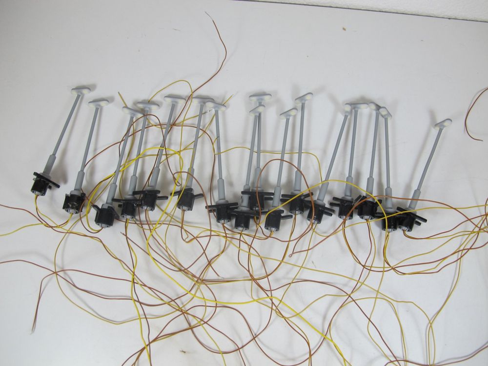 Märklin: 12 x 72810 Bahnsteigsleuchten (Gebraucht) in Fontaines NE für ...