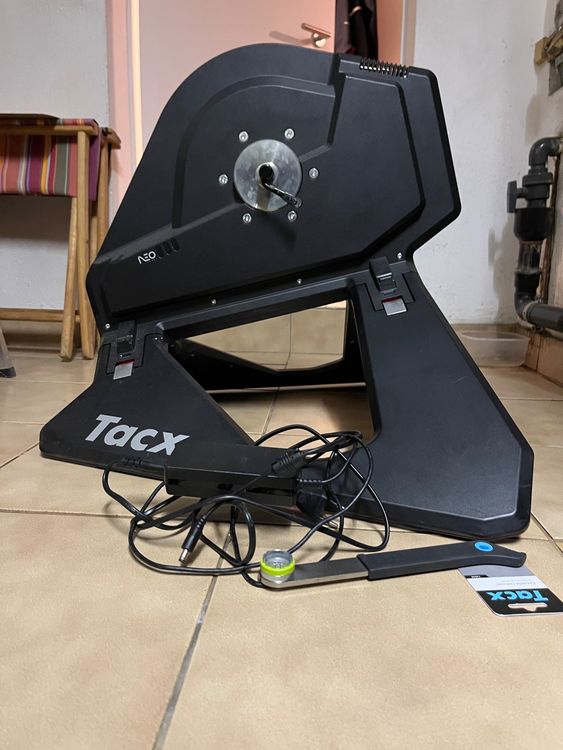 Tacx Neo à vendre avec support Ipad et tapis d'origine (Gebraucht) in ...