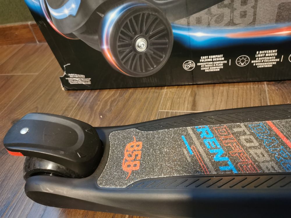 Kickboard Kinderscooter mit LED Räder und Beleuchtung NEU (Neu und ...