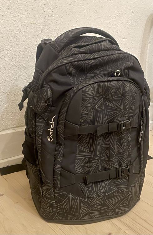 Satch Schulrucksack schwarz geometrisch Muster neuwertig (Gebraucht) in ...