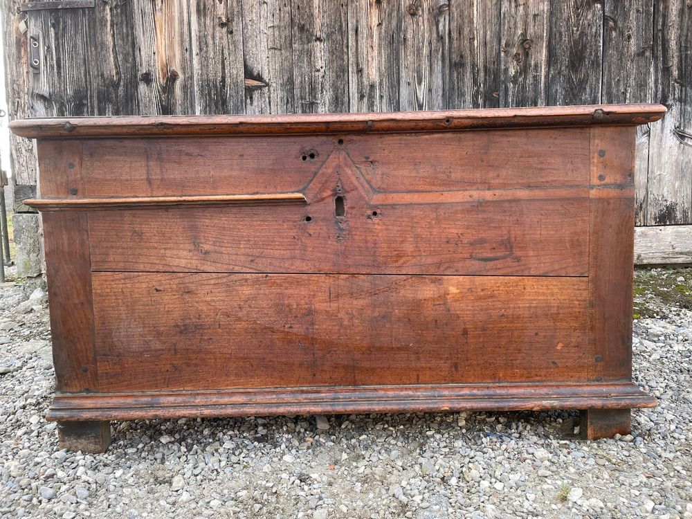ancien coffre en cerisier massif chevillé | Kaufen auf Ricardo