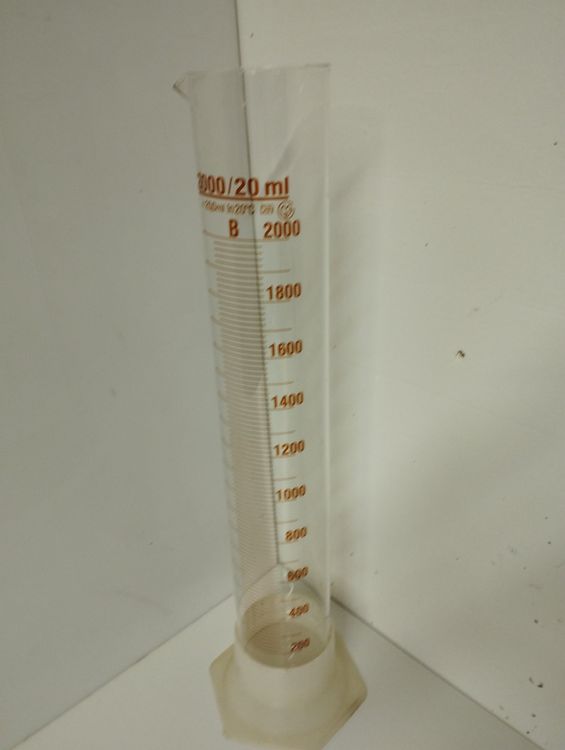 Messzylinder Glas 2000 ml PP Fuss, braun graduiert (Gebraucht) in Niederdorf für CHF 45 – mit ...