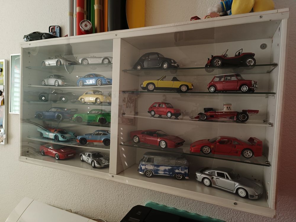 Vitrine mit Modelautos Porsche etc. 1/18 (Gebraucht) in Bremgarten AG ...