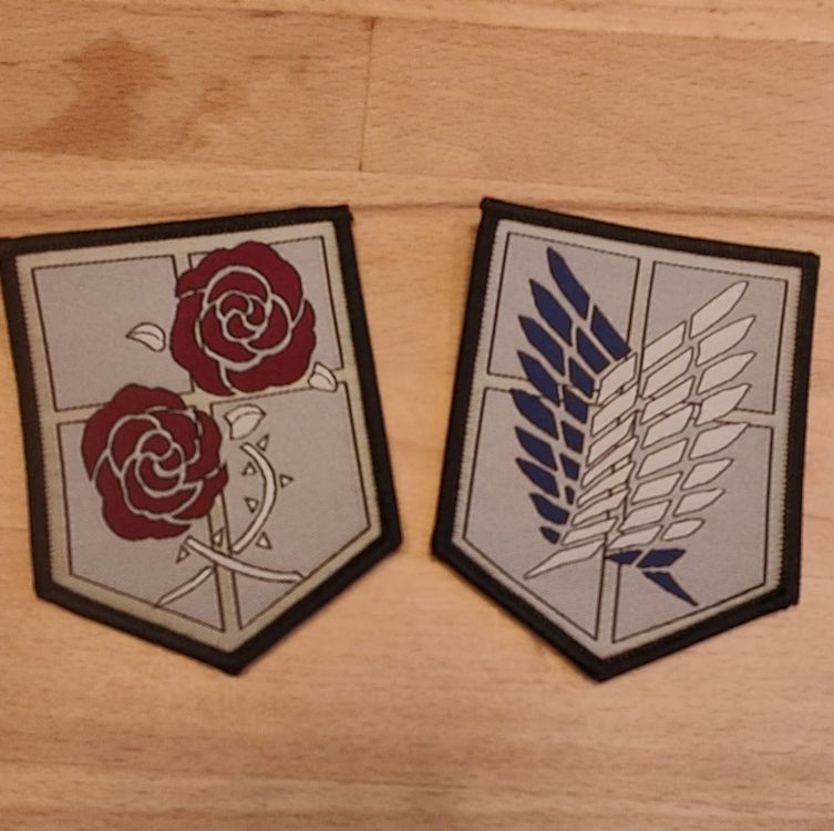 Attack on Titan – 2 Originalgetreue Schulter-Patches (Neu (gemäss ...