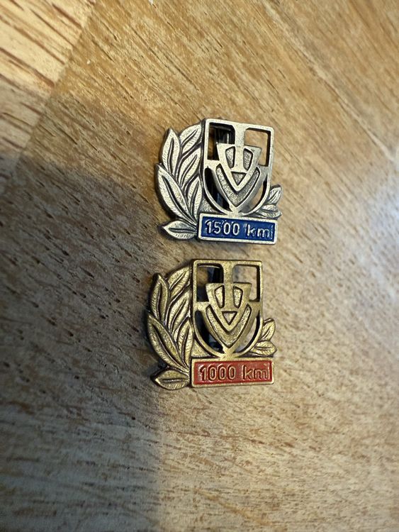 2 Stuck Wanderabzeichen 1000km und 1500km Vintage (Gebraucht) in Goldach für CHF 7 – mit ...