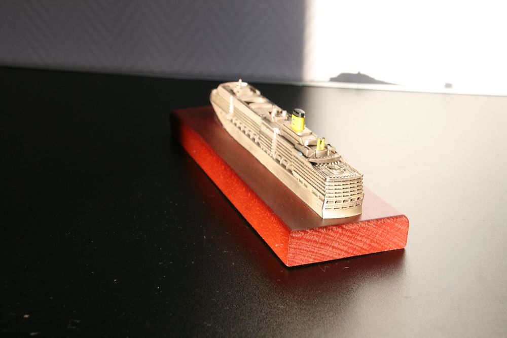 Schiff - Model Costa Luminosa Metall auf Holzplatte (Gebraucht) in für ...