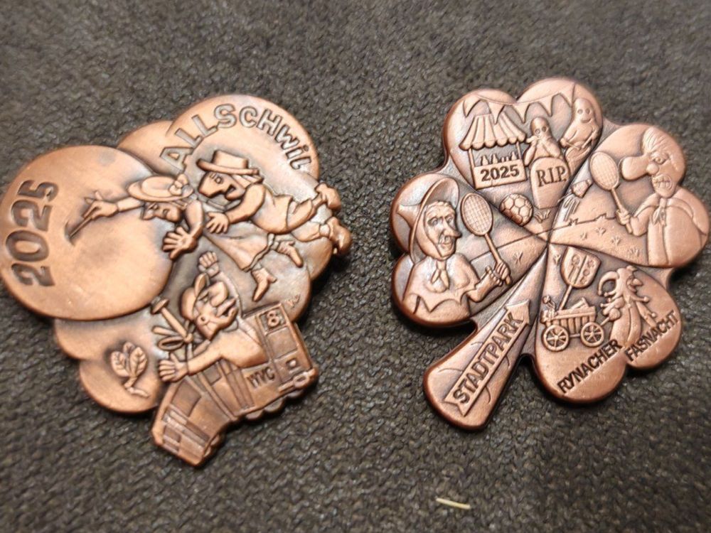 1x Allschwil und 1x Rynach Plakette Fasnacht 2025 Basel (Neuf avec emballage d'origine) à ...