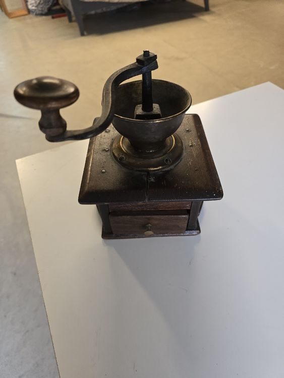 Antike Kaffeemühle, Handkaffeemühle, Holz & Messing, Rarität (Gebraucht) in Wittenbach für CHF ...