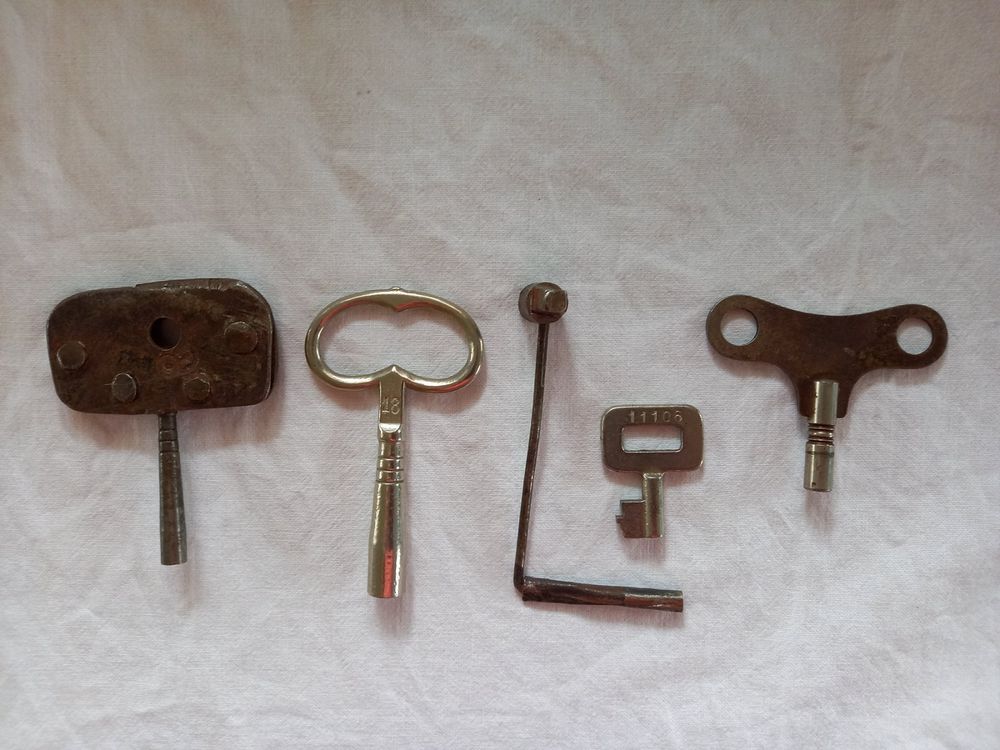 Lot de 5 clefs anciennes de remontage pour pendule (Gebraucht) in ...