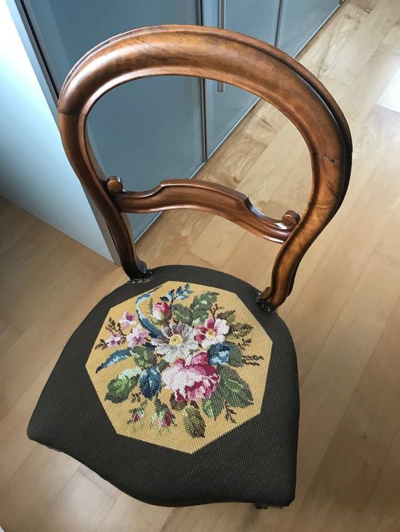 Antiker Stuhl, gepolstert, mit Gobelin (Gebraucht) in Schliern b. Köniz für CHF 8 – mit ...