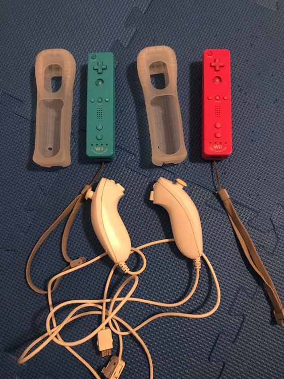 2 Wii Controller mit Motion plus inside | Kaufen auf Ricardo