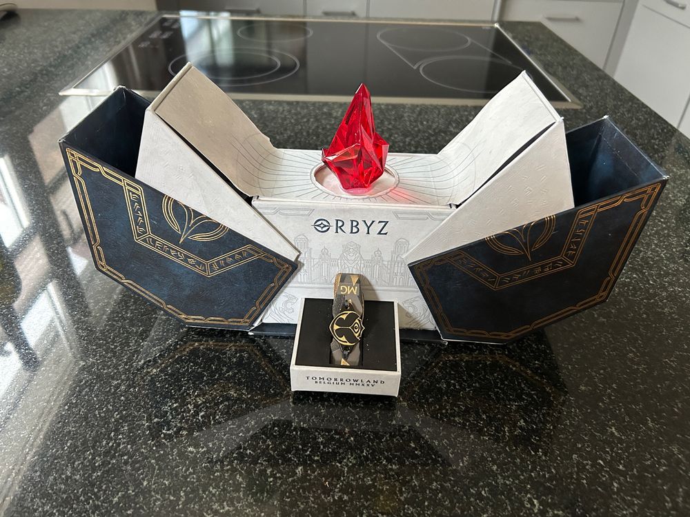 Tomorrowland Box 2025 ORBYZ (Gebraucht) in Embrach für CHF 45 – mit ...