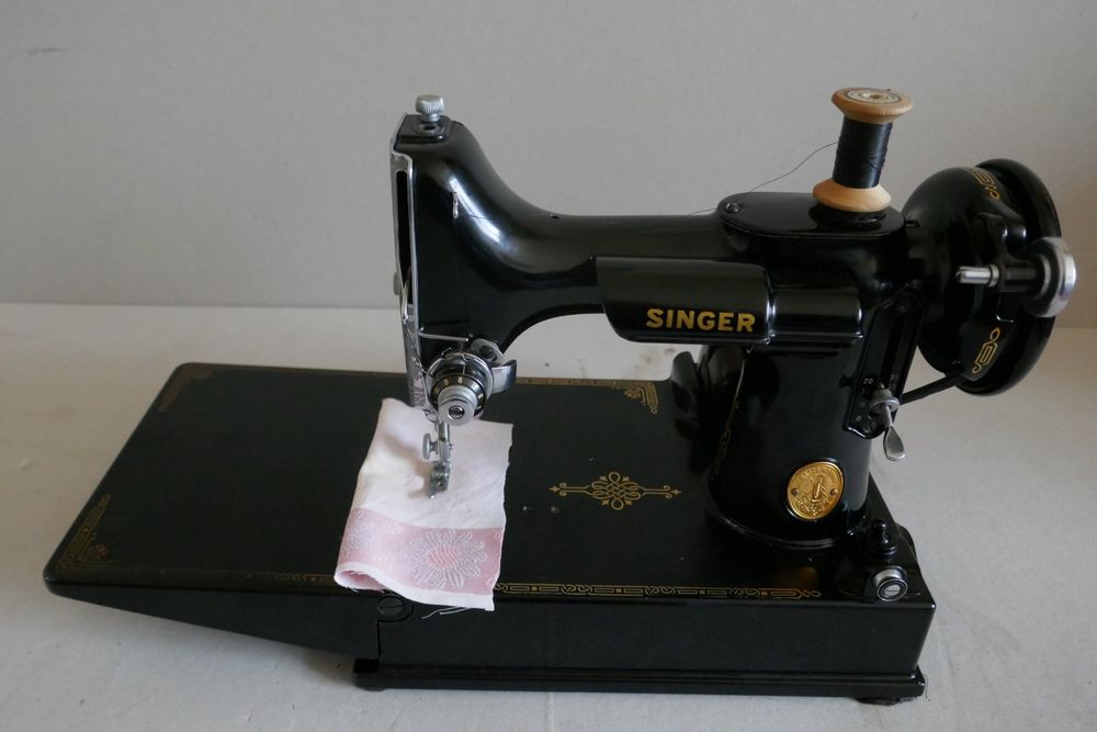 Kleine Nähmaschine Singer 221K | Kaufen auf Ricardo