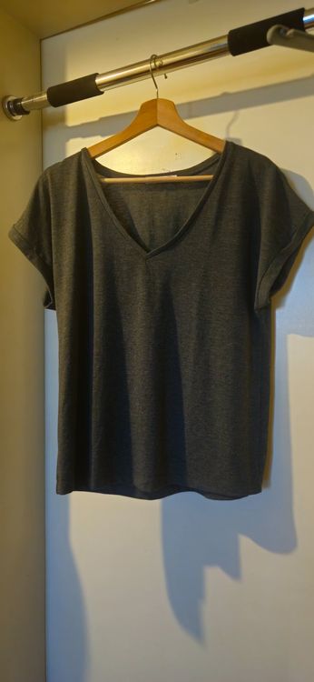 MNG grau T-Shirt Gr. S Kurzarm V-Ausschnitt Sommer Top (Gebraucht) in ...