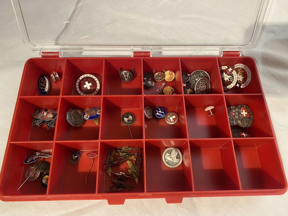 Sammlung Pins und Abzeichen in Box (Gebraucht) in Nesslau für CHF 161 ...
