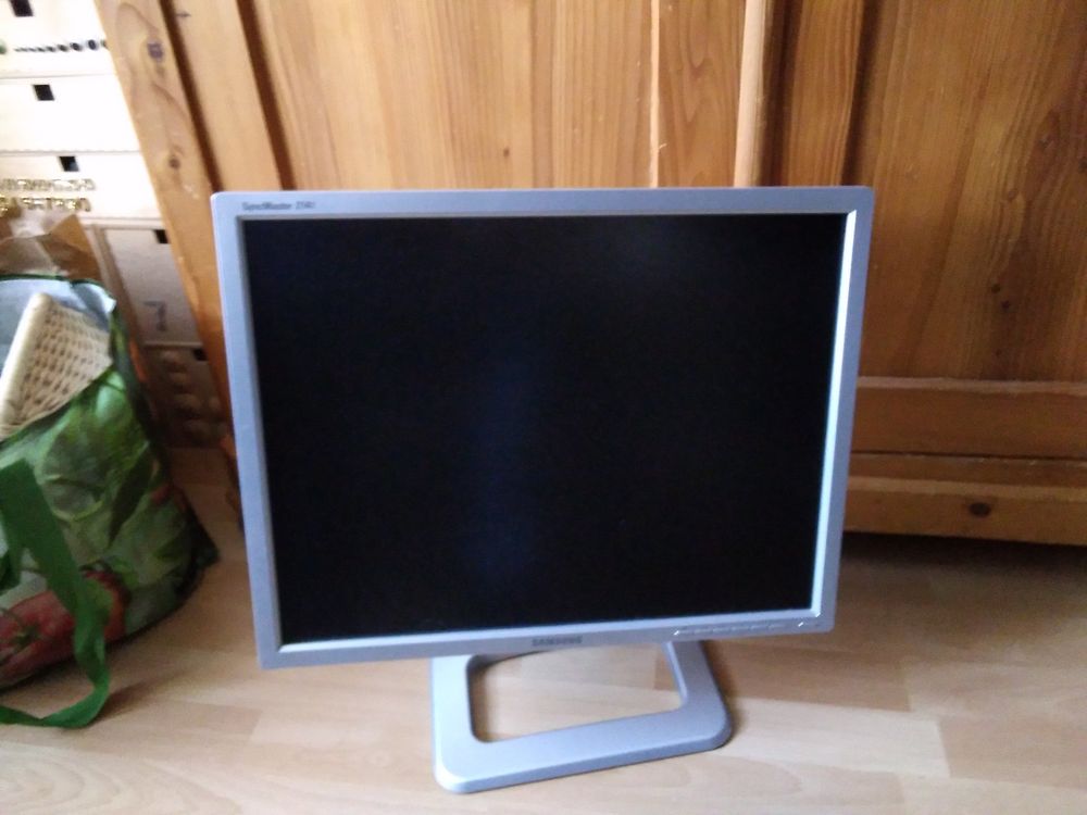 Samsung Monitor Model 214T 21 Zoll für 20.-- | Kaufen auf Ricardo