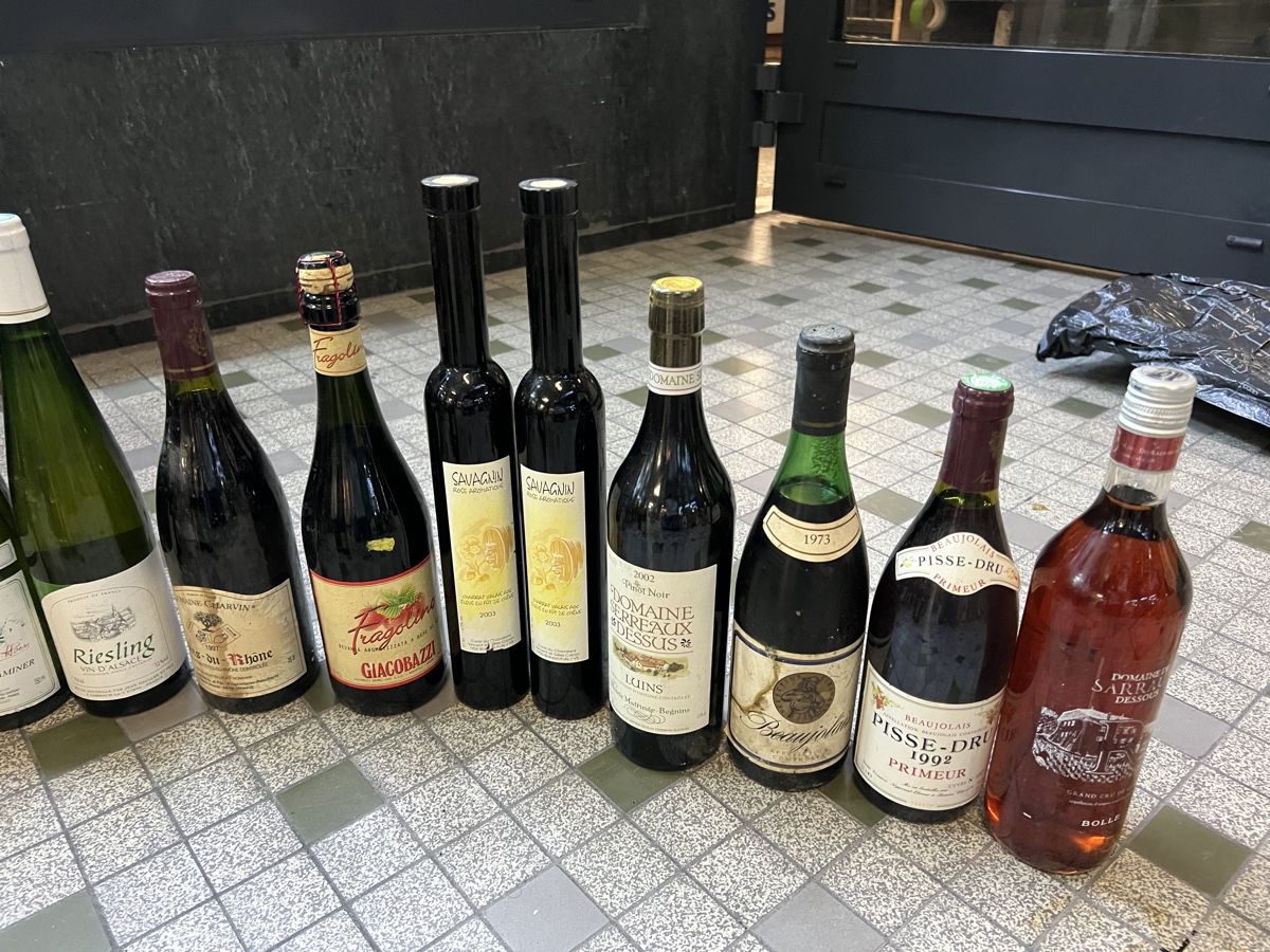 Lot 31 aaa-de bouteilles de vin rouge, blanc et rosé variés. (Neuf ...