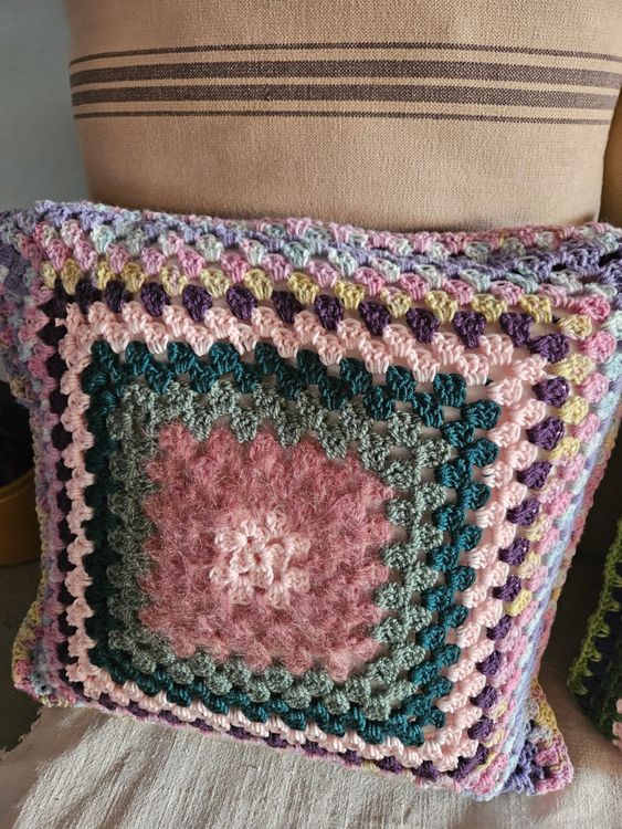 3 coussins crochet fait main décoratifs granny square shaby (Neu und ...