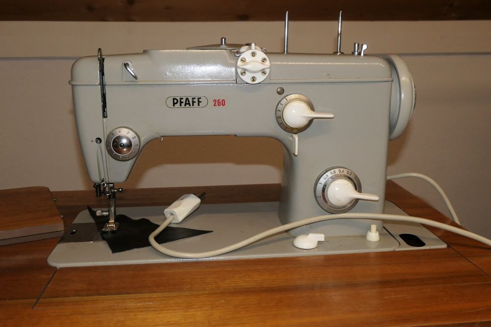 Pfaff 260 Schrank-Nähmaschine mech./el. - kompl. mit Zubehör (Gebraucht ...